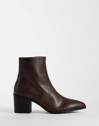 Asos Chelsea-Stiefeletten mit Absatz in Braun