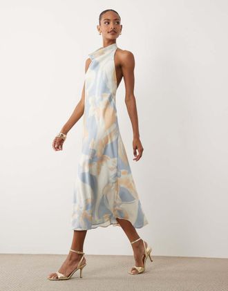 Vero Moda Robe mi-longue sans manches en satin &agrave; col b&eacute;nitier montant et imprim&eacute; fleuri abstrait style aquarelle-multicolore