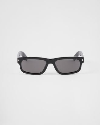 Prada Sonnenbrille mit der ikonischen Plakette aus Metall