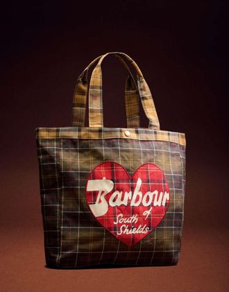Barbour Tote Bag mit Herz-Logo und Karomuster in Gr&uuml;n