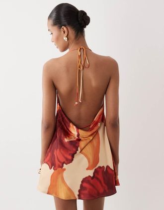 SNDYS Robe courte &agrave; dos nu en satin imprim&eacute; fleuri avec col b&eacute;nitier et liens nou&eacute;s autour du cou - Orange