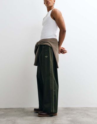 adidas Originals pantalon en serg&eacute; kaki fonc&eacute;-Vert
