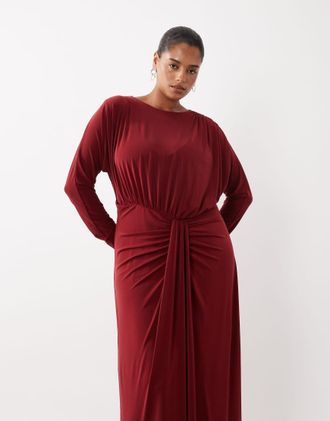 Forever New robe longue fluide avec d&eacute;tail drap&eacute; rouge baie