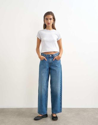 Topshop Cinch Jeans mit niedrigem Bund und lockerer Passform in Mittelblau