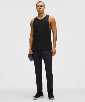 lululemon Zeroed In Hose im Slim Fit aus doppelt gestricktem f&uuml;r M&auml;nner - Gr&ouml;&szlig;e M in Nightmoth/Atmospheric Purple