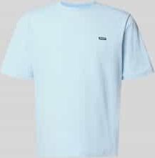 Review Basic T-Shirt mit kleinem Logo-Patch auf der Brust