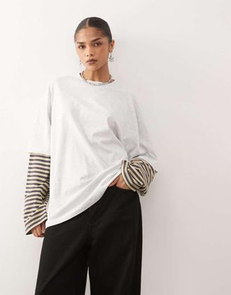 Lioness Bloom - Exklusives, lang&auml;rmliges Oberteil mit T-Shirt-Overlay in Grau und Beige gestreift mit Oversize-Passform-Bunt