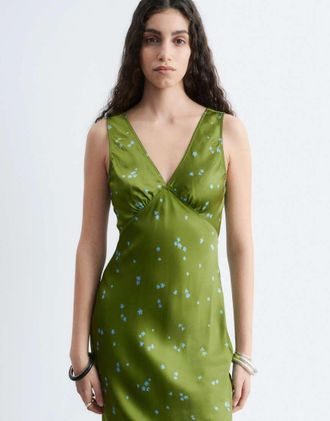 & Other Stories Satin-Midikleid in Gr&uuml;n mit schr&auml;gem Schnitt und Blumenmuster