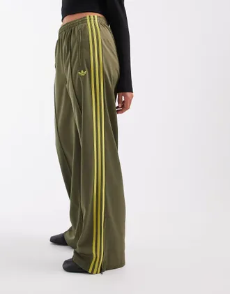 adidas Originals Firebird lockere Trainingshose in Oliv und Limette-Gr&uuml;n