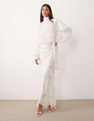 Asos Robe longue en mousseline drap&eacute;e &agrave; fleurs avec col montant et d&eacute;tail foulard - Rose-Multicolore