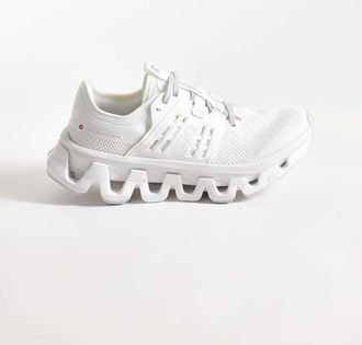 On Cloudswift Amp baskets de running blanches et gris givre