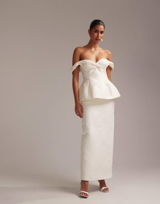 Asos Robe de mari&eacute;e fronc&eacute;e longueur mollet coupe structur&eacute;e &agrave; &eacute;paules d&eacute;nud&eacute;es - Ivoire-Blanc