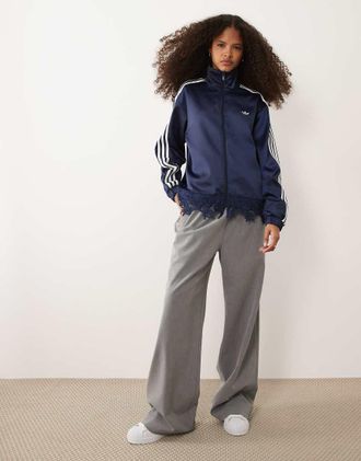 adidas Originals Firebird - Haut de surv&ecirc;tement en satin avec ourlet en dentelle - Bleu marine