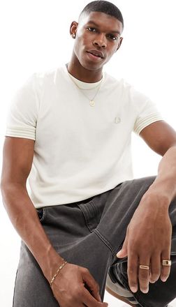 Fred Perry Wei&szlig;es T-Shirt mit gestreiften &Auml;rmelabschl&uuml;ssen