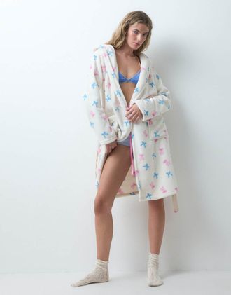 Urban Threads Fleece-Bademantel mit Kapuze in Creme mit Pastell-Schleifenprint-Wei&szlig;