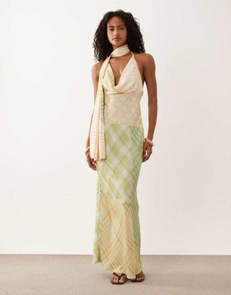Asos Robe longue en satin avec col b&eacute;nitier et foulard - Carreaux-multicolore