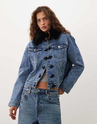 Asos veste en jean avec d&eacute;tail brandebourg et col en faux-fur bleu moyen