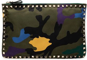Valentino Garavani Clutches - Nylon Rockstud Camouflage Zip Clutch - Gr. unisize - in Gr&uuml;n - f&uuml;r Damen