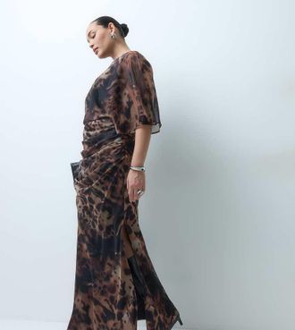 Asos Curve ASOS DESIGN Curve robe longue en mousseline &agrave; manches asym&eacute;triques, imprim&eacute; animal fonc&eacute;-Multi