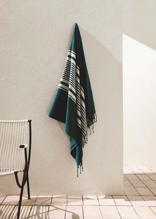 Mango Serviette de plage &agrave; rayures avec d&eacute;tail de franges vert for&ecirc;t - Home - 100x180cm - MANGO HOME