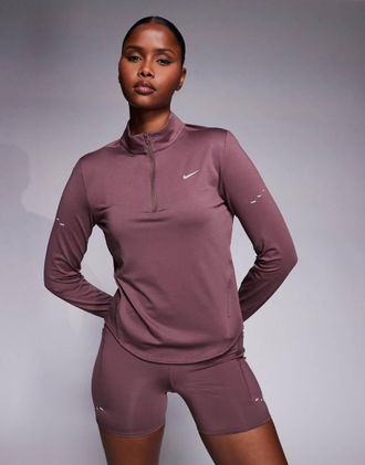 Nike Swift Dri-FIT - Lang&auml;rmliges Oberteil in Dunkellila mit kurzem Rei&szlig;verschluss-Brown