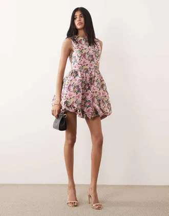 Sister Jane Sister Jane - Robe courte et sans manches en jacquard fleuri avec jupe boule - Rose fleuri