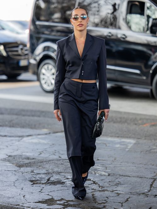 Ginevra Mavilla trägt einen schwarzen Crop-Blazer mit passender Hose auf der Milan Fashion Week.