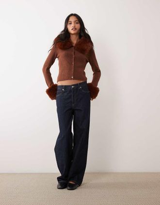 Miss Selfridge gilet boutonn&eacute; avec col et poignets en faux-fur chocolat-Marron