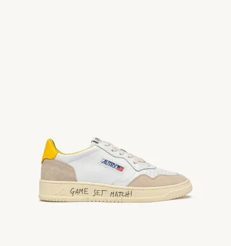 Autry BASKETS MEDALIST LOW EN DAIM ET CUIR BLANC ET SLICKER AVEC LETTERING