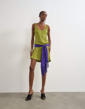 Topshop Satinkleid mit U-Ausschnitt, tief sitzender Taille und Fransenb&auml;ndchen in Gr&uuml;n und Lila-Neutral