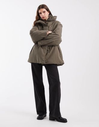 Object manteau matelass&eacute; &agrave; col montant et taille &agrave; nouer marron