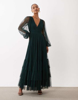 Lace & Beads robe longue &agrave; volants en tulle avec manches transparentes et d&eacute;collet&eacute; plongeant, vert &eacute;meraude