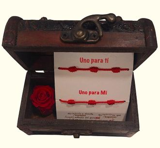 Generico Geschenk f&uuml;r Paare, rote ewige Rose und Armb&auml;nder mit 7 Knoten, Vintage-Holzbox, Armb&auml;nder f&uuml;r Paare, Amulett der Liebe, Box mit Armband aus rotem Fad