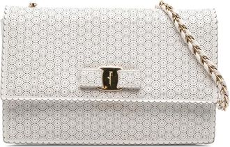 Ferragamo Hobo Bags - Medium Perforated Leather Vara Ginny Crossbody - Gr. unisize - in Wei&szlig; - f&uuml;r Damen