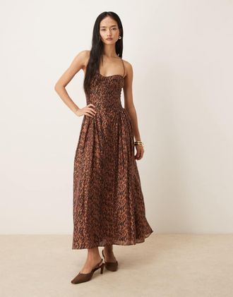 Bardot Estie - Robe longue fronc&eacute;e lac&eacute;e dans le dos &agrave; d&eacute;collet&eacute; en coeur - Imprim&eacute; l&eacute;opard-Brown