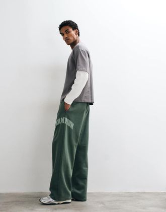 Champion Future Memories Oversize-Jogger mit offenem Beinabschluss in Gr&uuml;n
