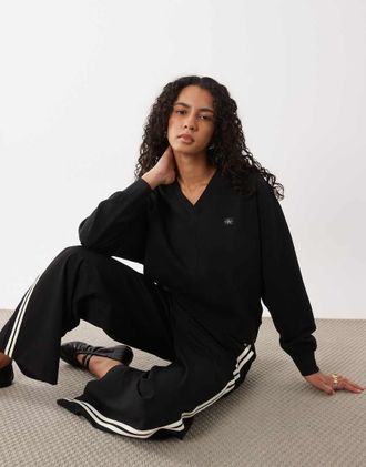 Calvin Klein Jeans sweat-shirt &agrave; manches longues col V avec &eacute;tiquette tiss&eacute;e noir