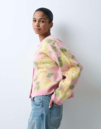 Miss Selfridge cardigan fleuri &agrave; col rond en rose p&acirc;le