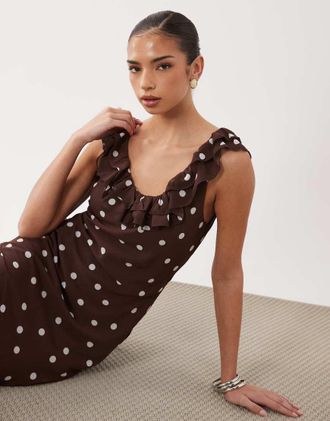Gina Tricot Gina Tricot - Robe &agrave; pois longue et asym&eacute;trique avec &eacute;paules d&eacute;nud&eacute;es et volants - Marron