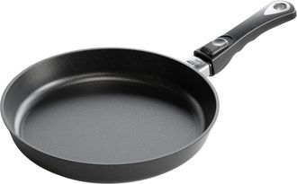 AMT Gastroguss Sonder-Edition Klaus grillt, Ø 28 cm, 5 cm hoch, abnehmbarer Stiel, nachhaltig und klimafreundlich, Wiederbeschichtung möglich, Induktion, AMZN-KG-I-5