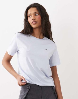 GANT Figurbetontes T-Shirt in Flieder mit kleinem Wappenlogo-Navy