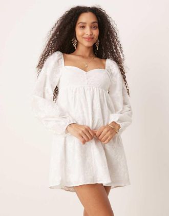 Gina Tricot Gina Tricot - Robe courte boutonnée à manches longues avec imprimé fleurs - Blanc