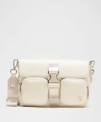 lululemon Wunderlust Umhängetasche mit mehreren Taschen 3 L - Größe 3 l in Light Ivory