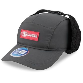 New Era San Francisco 49ers 2025 Sideline Chapeau r&eacute;glable avec oreilles de chien pour temps froid Gris anthracite