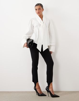 Asos chemise &agrave; col ch&acirc;le avec d&eacute;tail noeud au cou en blanc