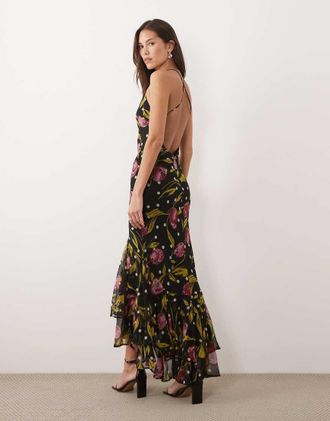 Asos Maxikleid mit Riemchentr&auml;gern, Schwalbenschwanzrock, R&uuml;schen und dunklem Blumenmuster-Bunt