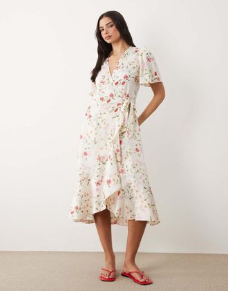 Vero Moda Robe portefeuille mi-longue en satin &agrave; imprim&eacute; fleurs champ&ecirc;tres - Blanc