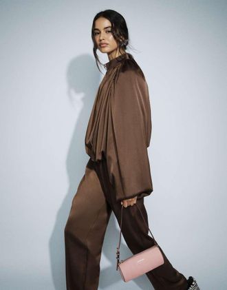 Missy Empire ensemble coordonn&eacute; bomber en satin &agrave; manches ballon couleur chocolat-Marron