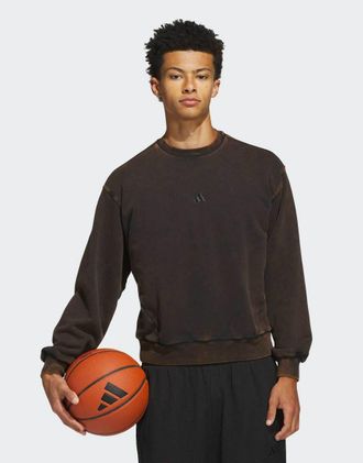 adidas Adidas gewaschener Fleece-Sweatshirt mit Rundhalsausschnitt in Schwarz
