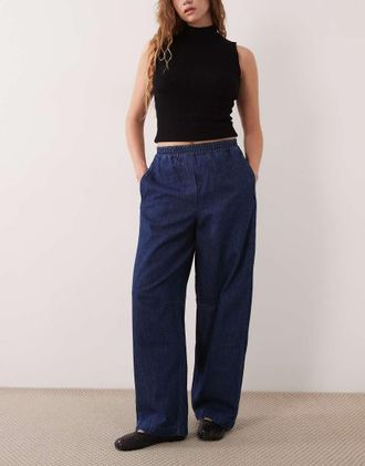 Arket jean barrel en denim souple d&eacute;lavage bleu fonc&eacute;-bleu marine